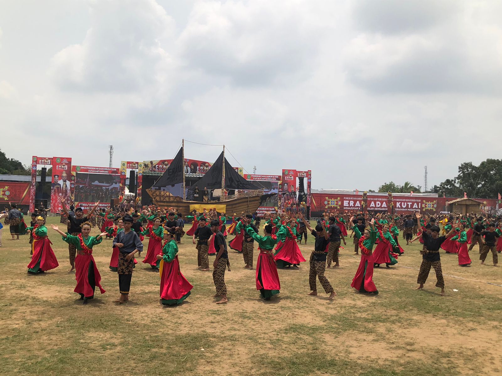 Penampilan Tari Masal Pembukaan Erau Adat Kutai 2024 Sukses Pukau ...